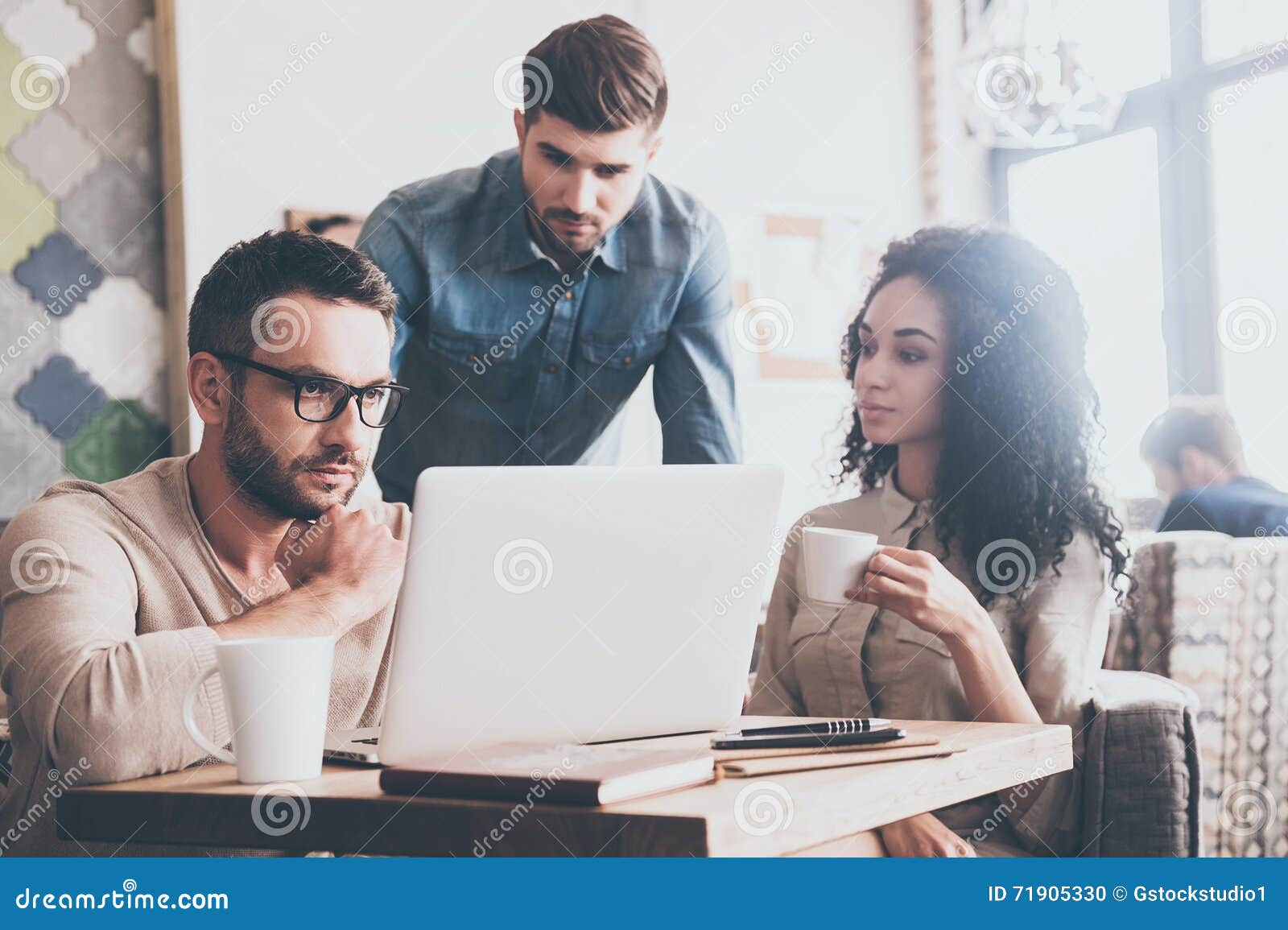 Het Dubbel Controleren Van Alles Stock Foto - Image of etniciteit ...