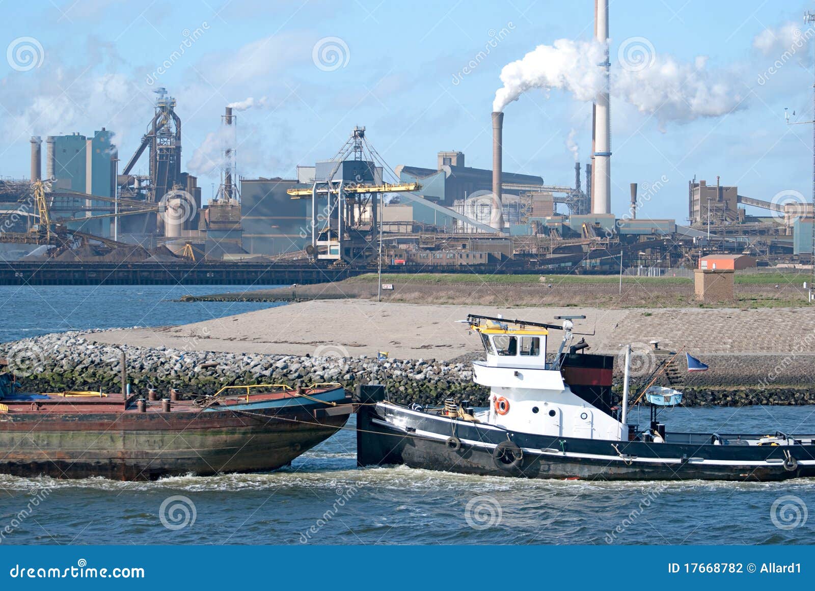Het Duwende Vrachtschip Van De Sleepboot in Haven Stock Foto - Image of ...