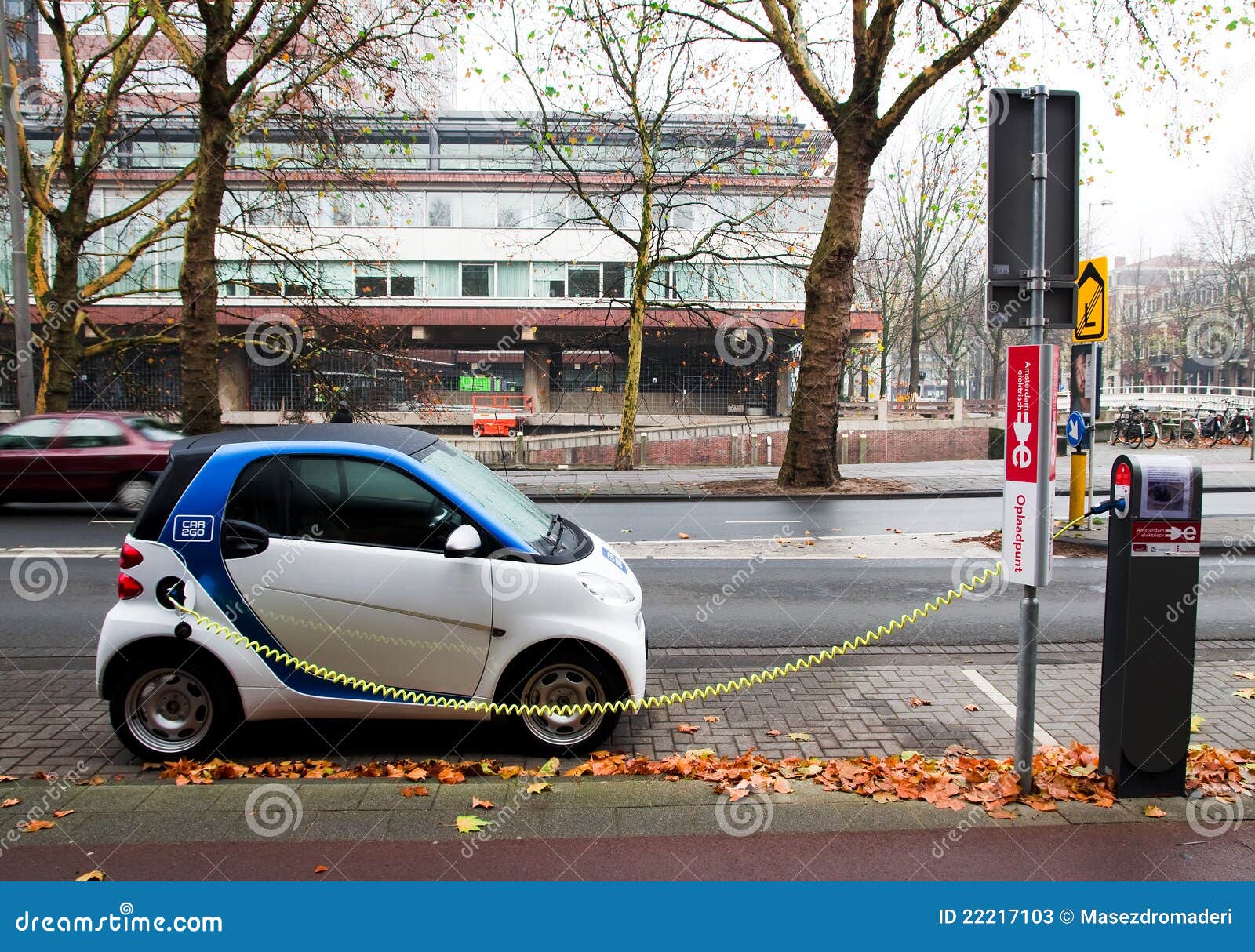 Het elektrische auto laden redactionele stock foto. Image of heffing ...