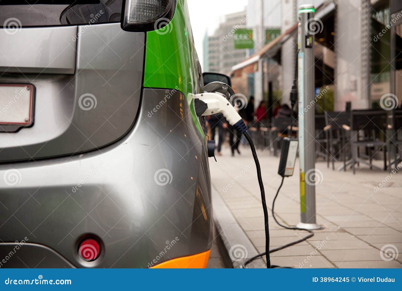 Het elektrische auto laden stock afbeelding. Image of auto - 38964245