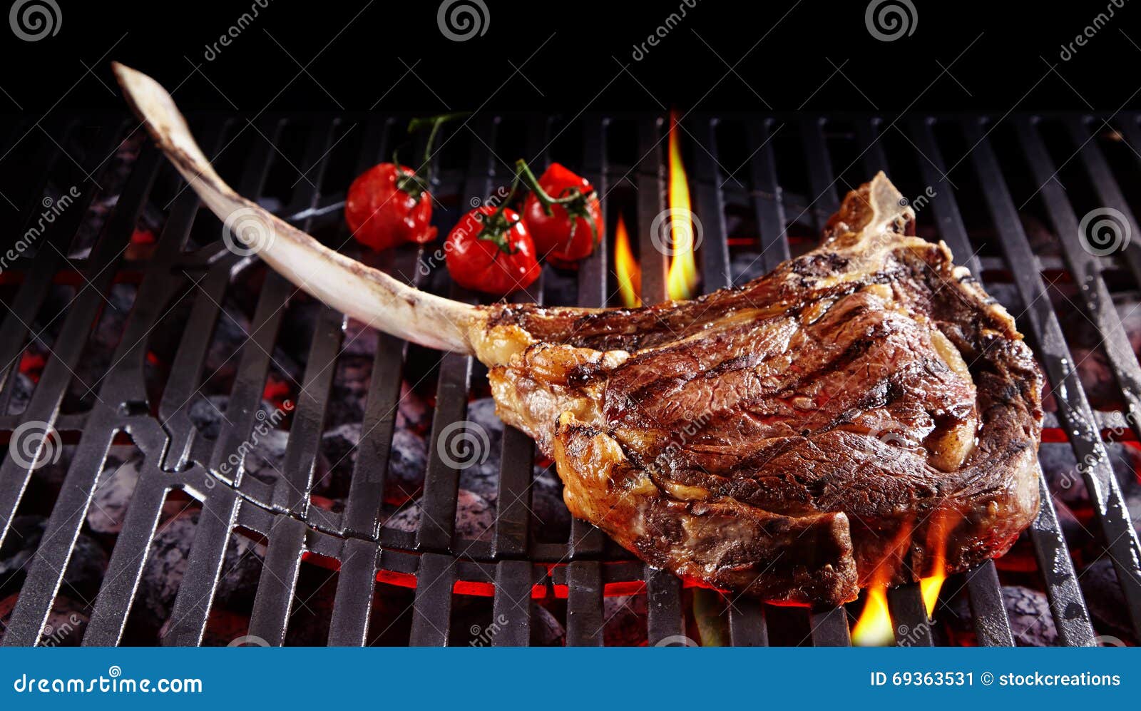 Het Enige Lapje Vlees Van De Tomahawkrib Bij De Hete Grill Stock ...