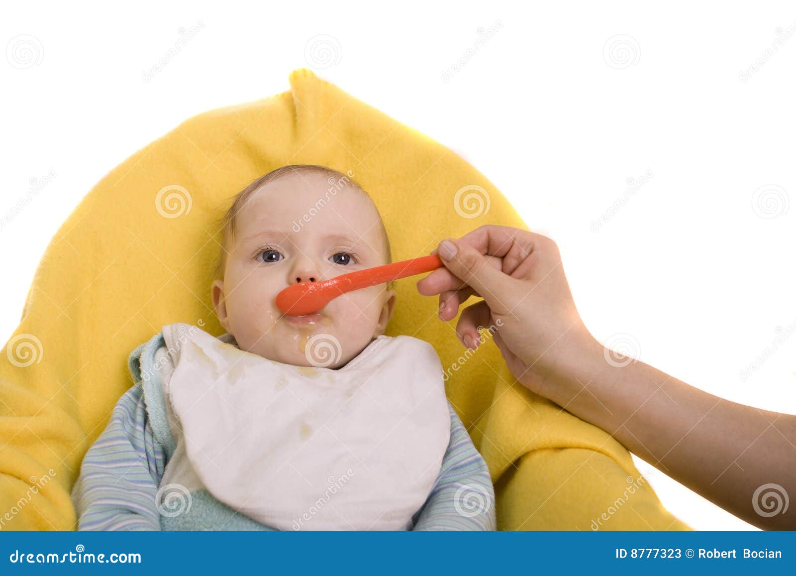 Het eten van baby stock afbeelding. Image of moederschap - 8777323