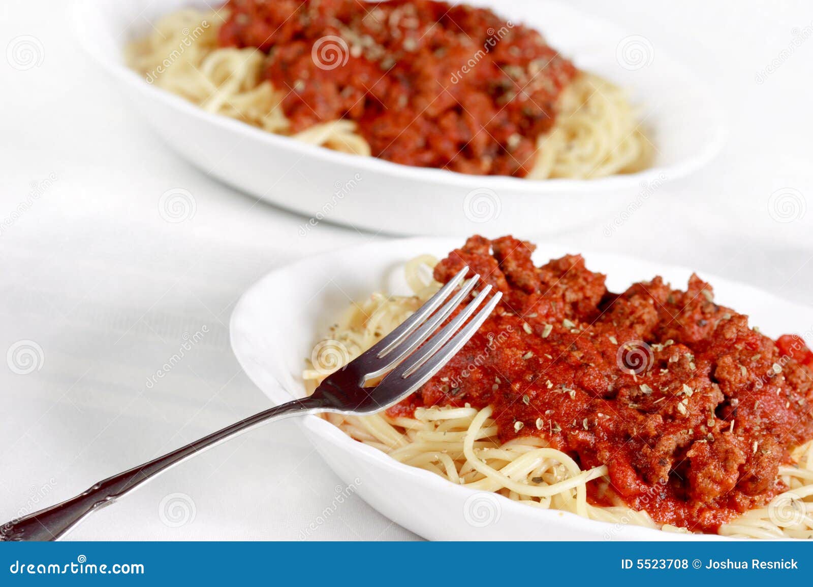 Het eten van spaghetti stock foto. Image of italiaans - 5523708