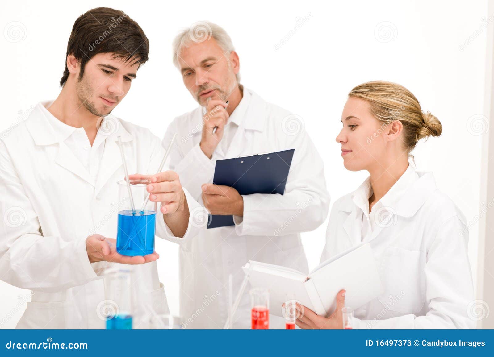 Het Experiment Van De Chemie - Wetenschappers in Laboratorium Stock ...