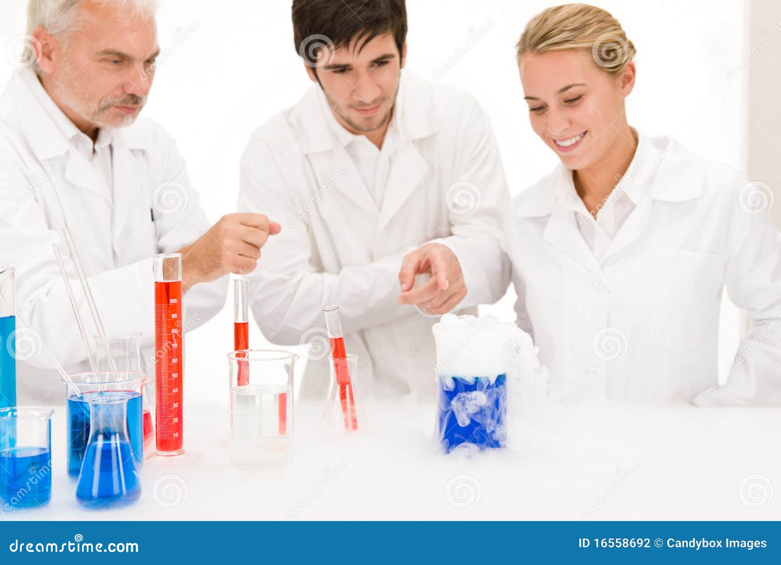 Het Experiment Van De Chemie - Wetenschappers in Laboratorium Stock ...