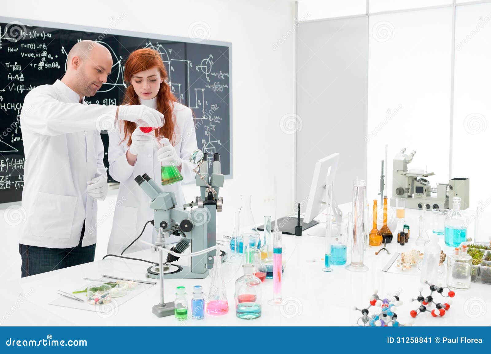 Het Experiment Van Het Chemielaboratorium Stock Afbeelding - Image of ...