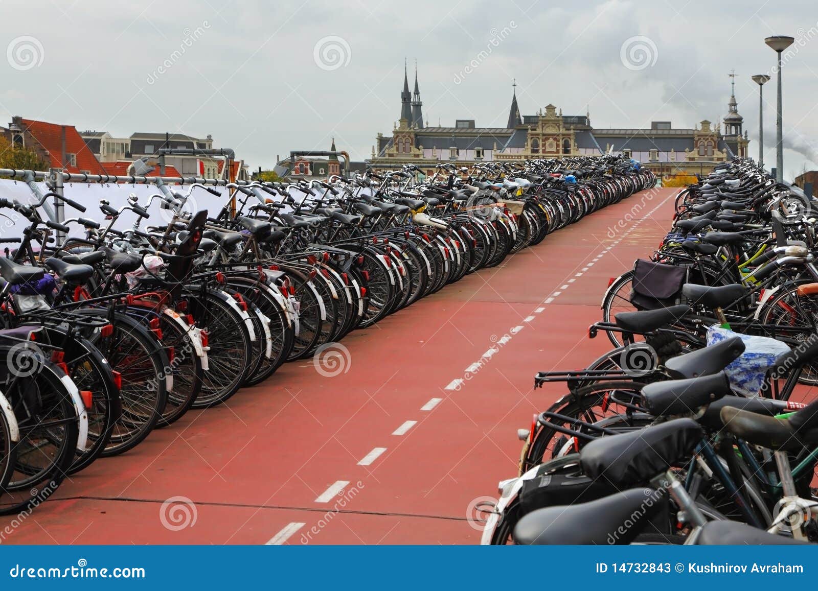 Het Fietsparkeren in Amsterdam Redactionele Stock Foto - Image of ...