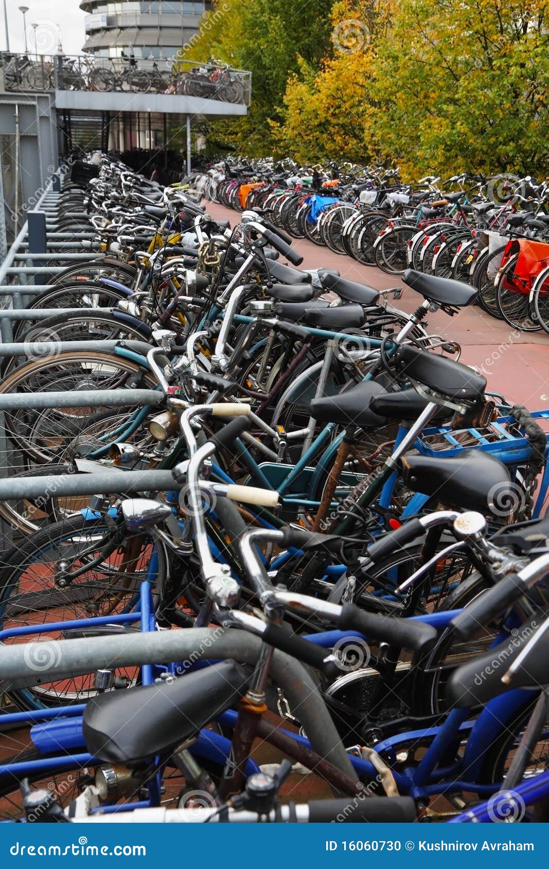 Het Fietsparkeren Dichtbij Het Station Stock Foto - Image of nederland ...