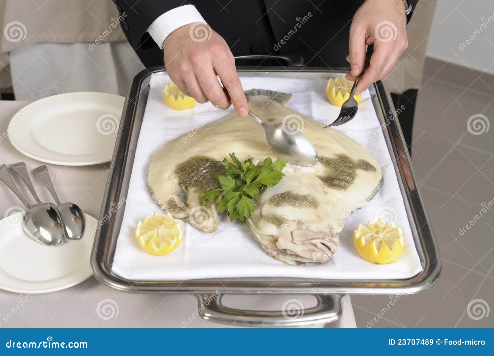 Het Fileren Van Een Gestroopte Tarbot Stock Afbeelding - Image of ...