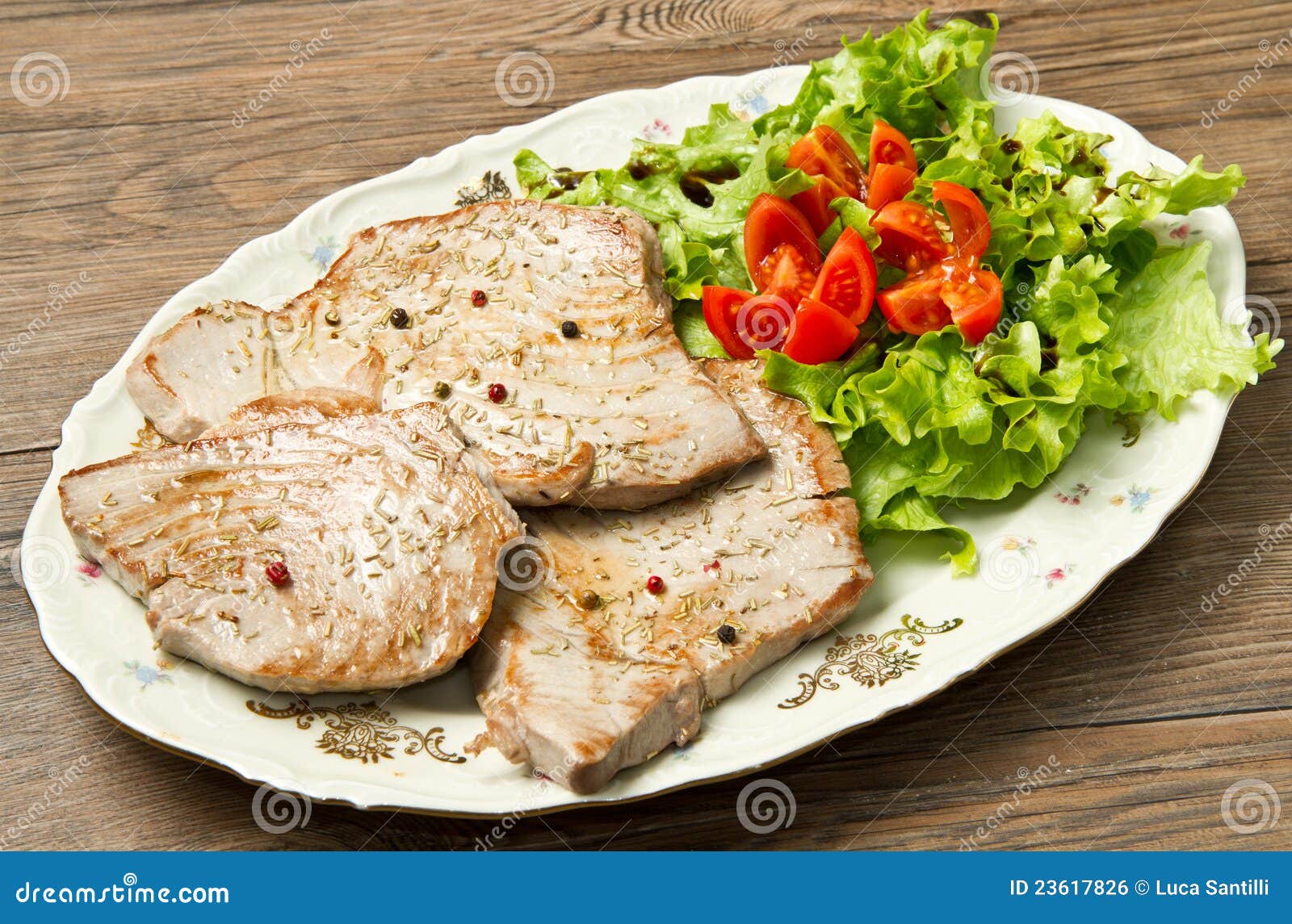 Het Filethaakwerk Van De Tonijn Met Salade Stock Foto - Image of ...