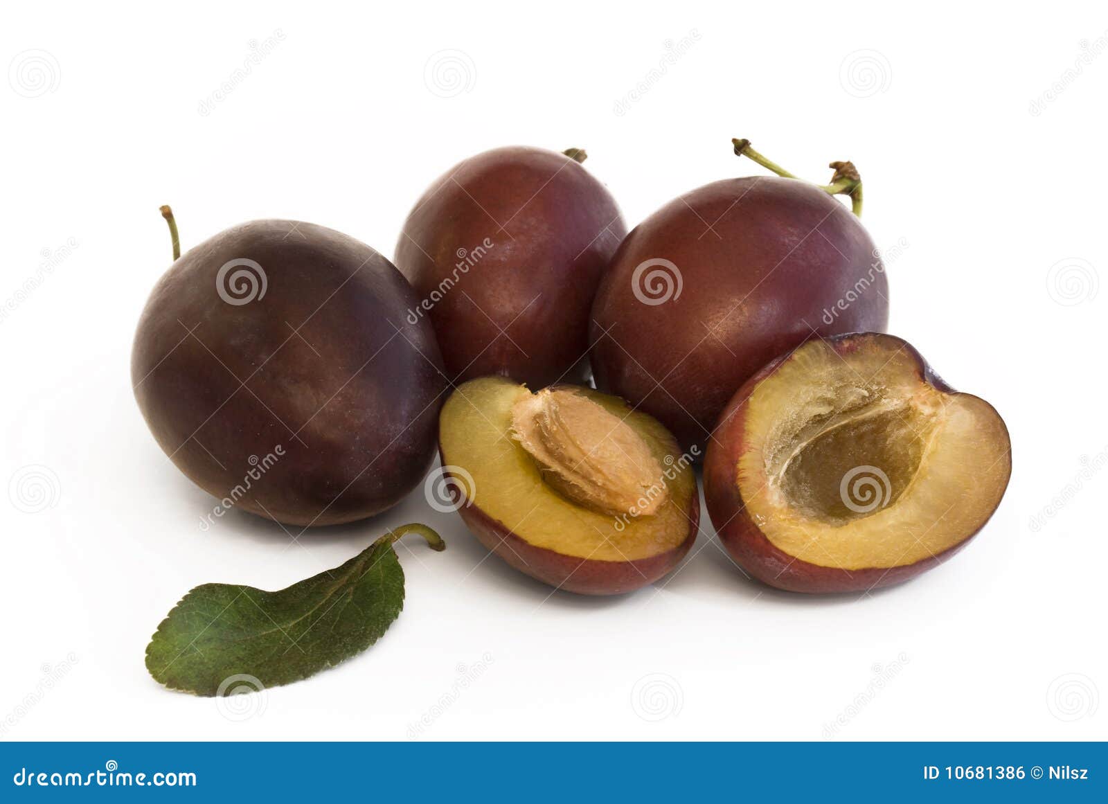 Het Fruit Van De Pruim Met De Helften Stock Foto - Image of blad, nave ...