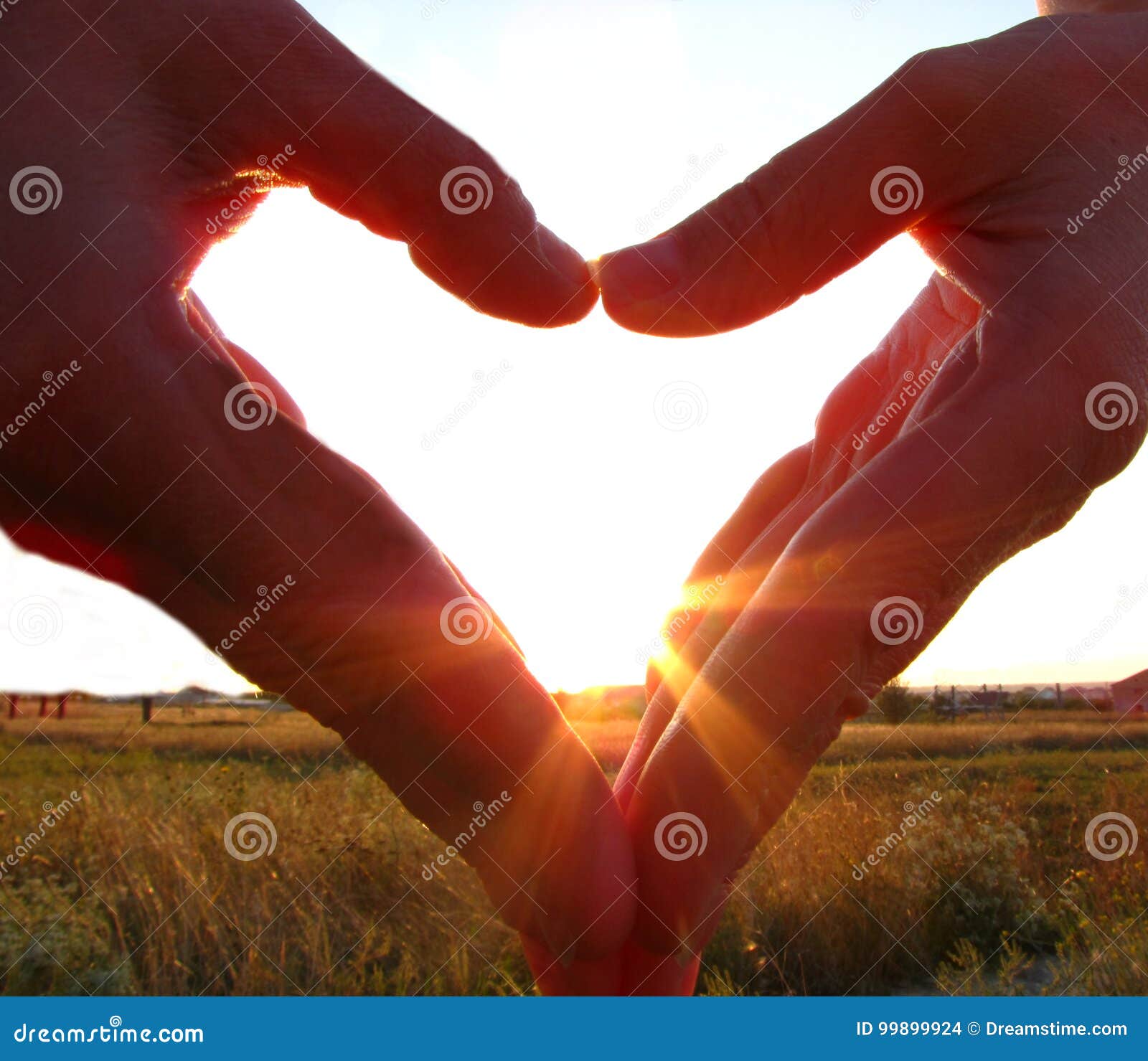 Het Gebaar Met Van Hem Dient De Vorm Van Een Hart in Stock Foto - Image ...