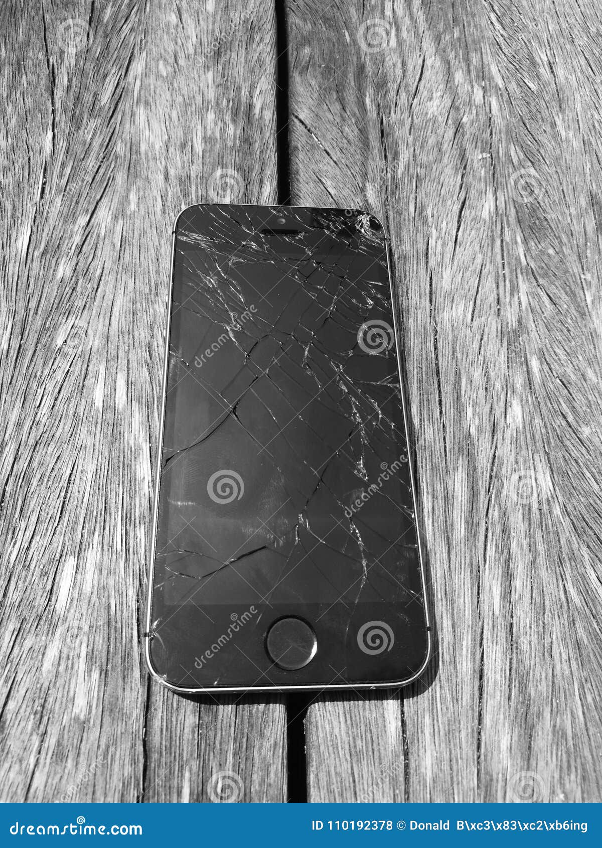 Het Gebarsten Telefoonscherm Redactionele Stock Foto - Image of ...