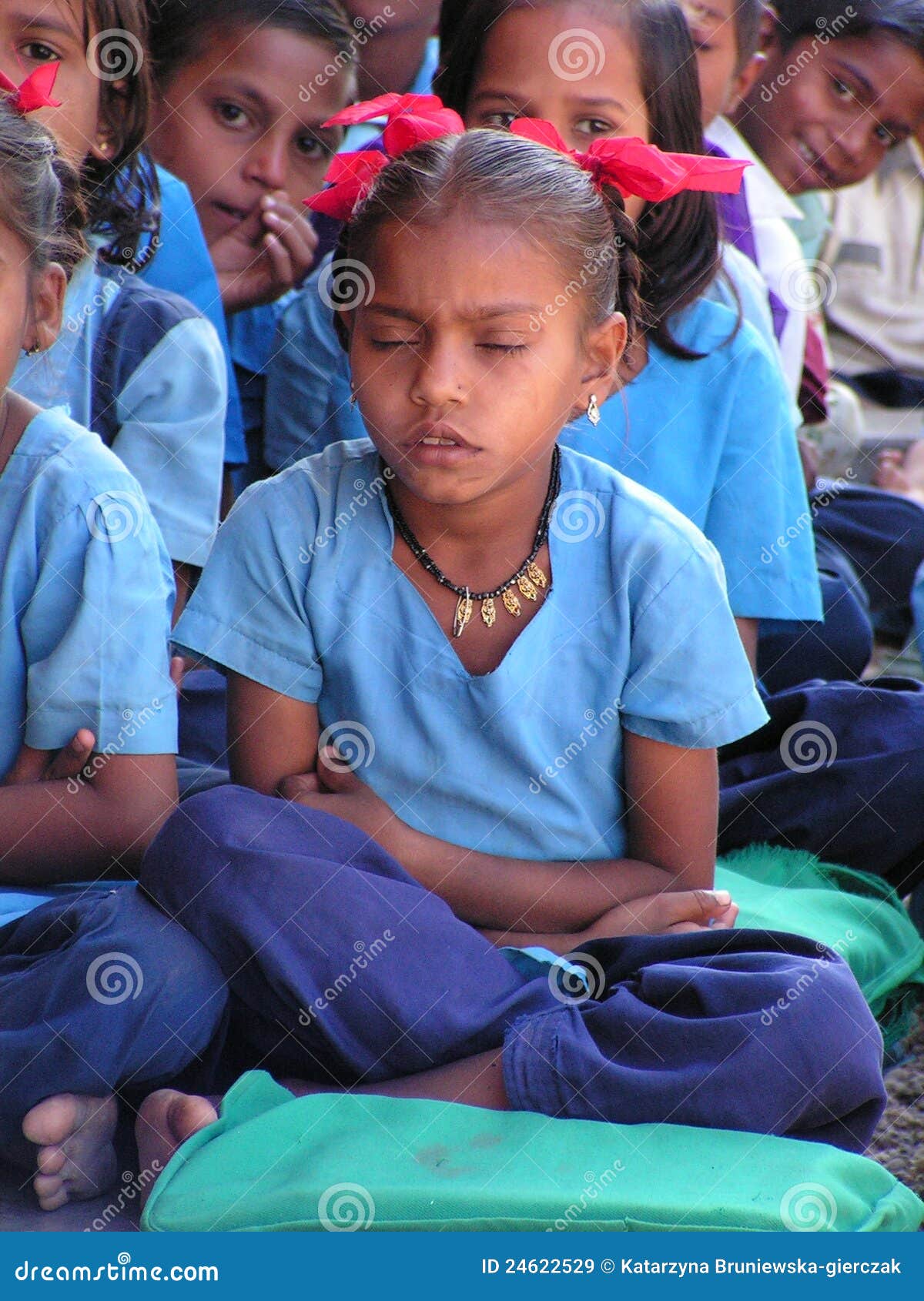 Het gebed van kinderen redactionele stock afbeelding. Image of indië ...