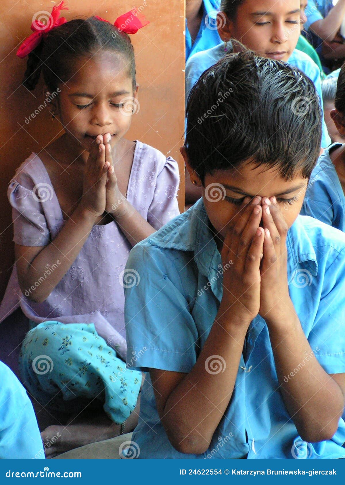 Het gebed van kinderen redactionele stock afbeelding. Image of geloof ...