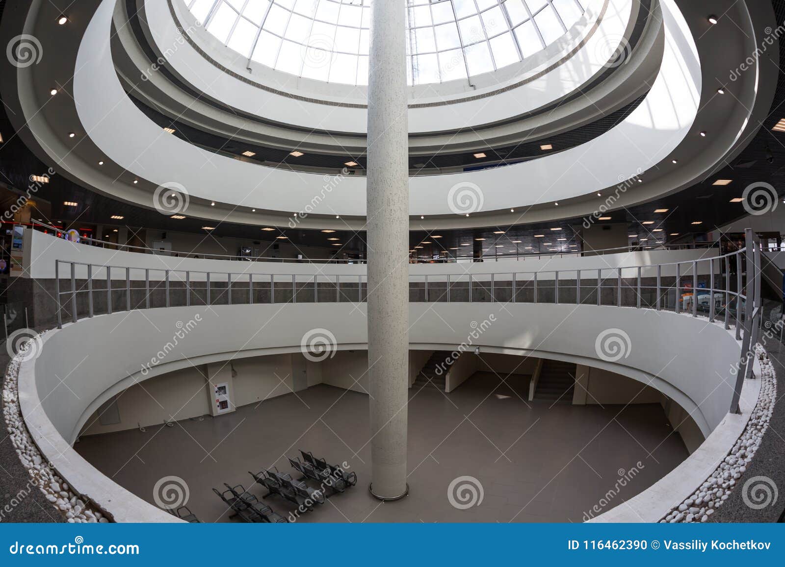 Het Gebogen Dak Van Het Dakraamglas of Plafond Van Koepel Met ...