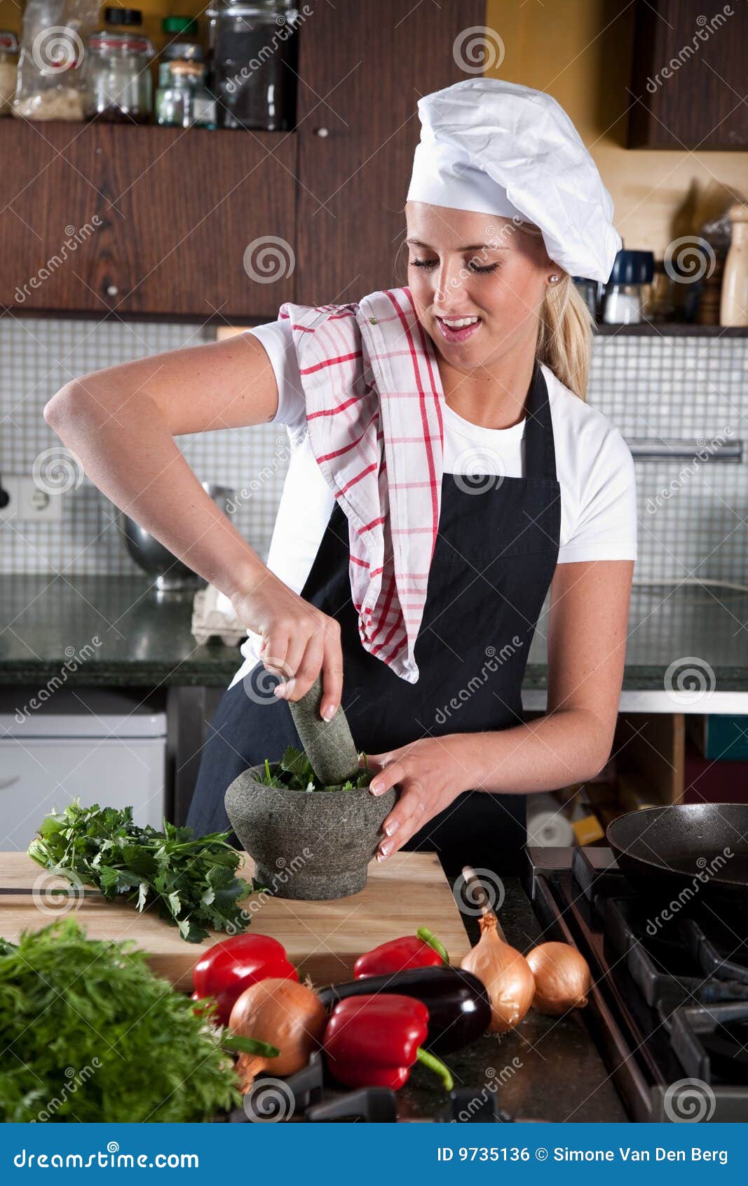 Het Gebruiken Van De Stamper En Het Mortier Stock Foto - Image of koken ...