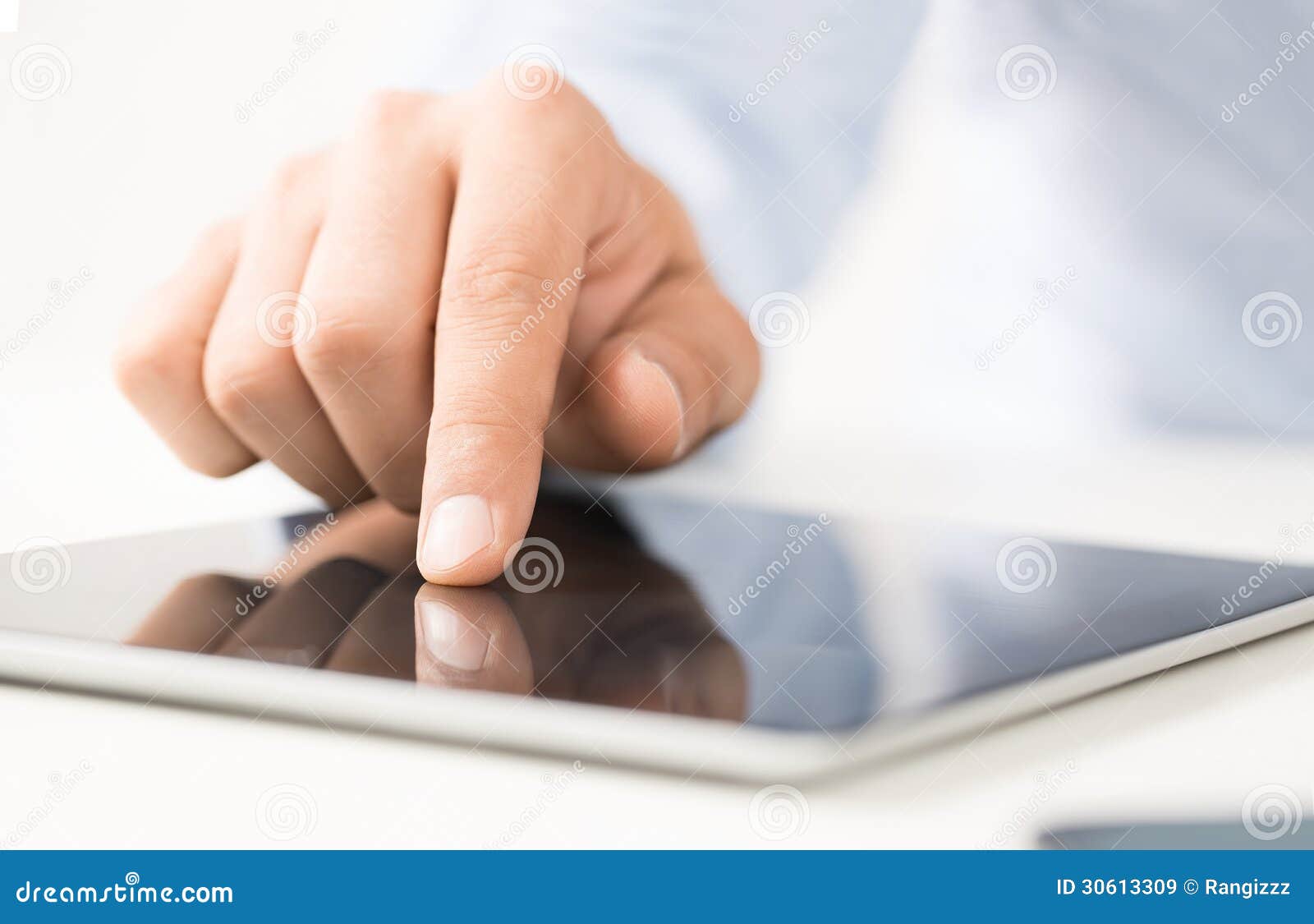 Het Gebruiken Van Digitale Tablet Stock Afbeelding - Image of zaken ...