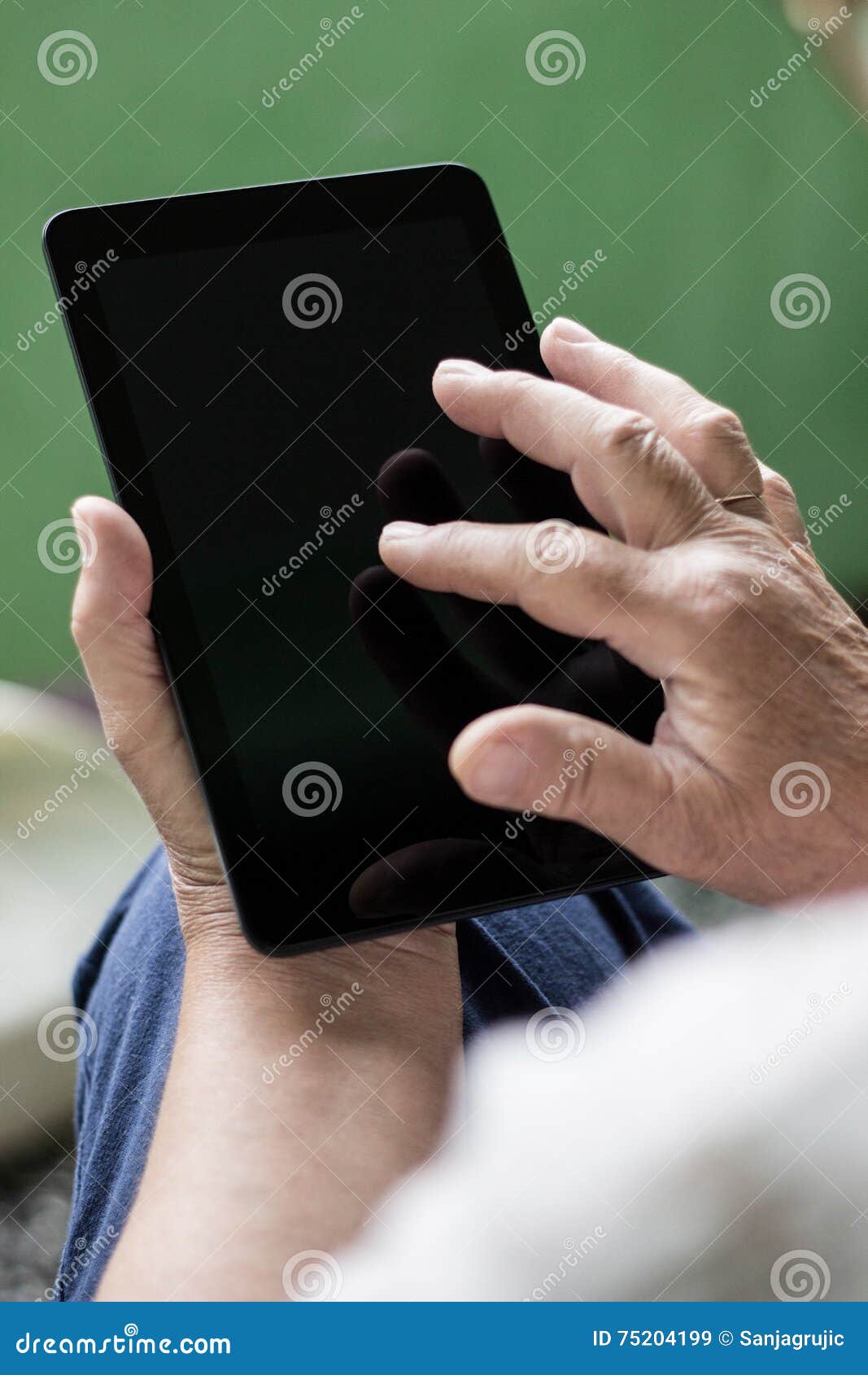 Het Gebruiken Van Digitale Tablet Stock Afbeelding - Image of zwart ... Het Gebruiken Van Digitale Tablet Stock Afbeelding - Image of zwart ...