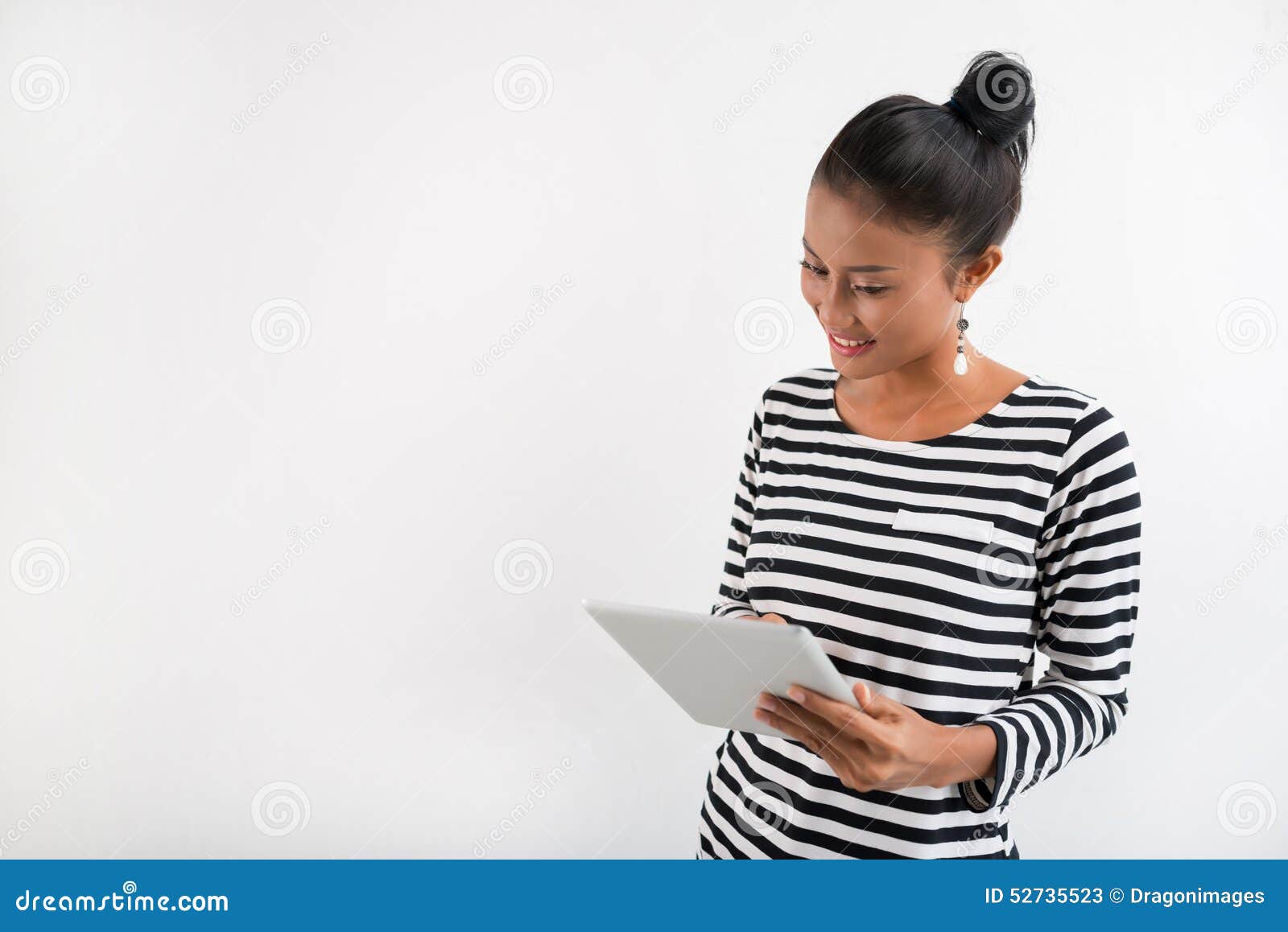 Het Gebruiken Van Toepassing Op Digitale Tablet Stock Afbeelding ... Het Gebruiken Van Toepassing Op Digitale Tablet Stock Afbeelding ...