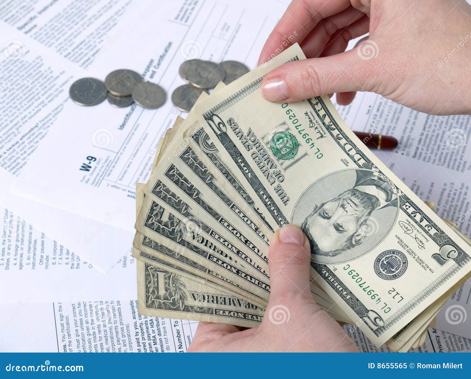 Het geld van de belasting stock afbeelding. Image of dossier - 8655565