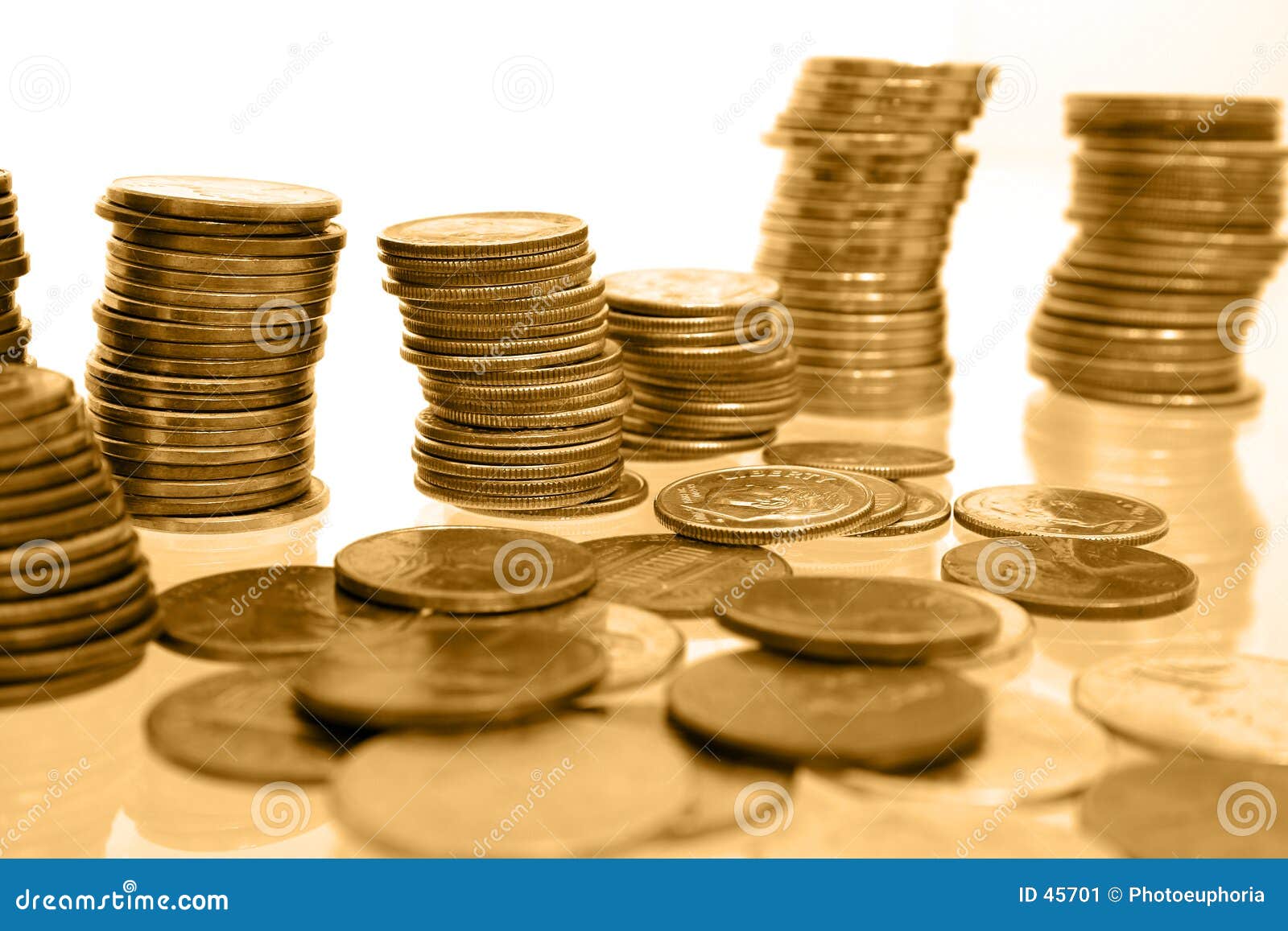 Het Geld Van Het Muntstuk in Stapels Gouden Tonen Stock Afbeelding ...