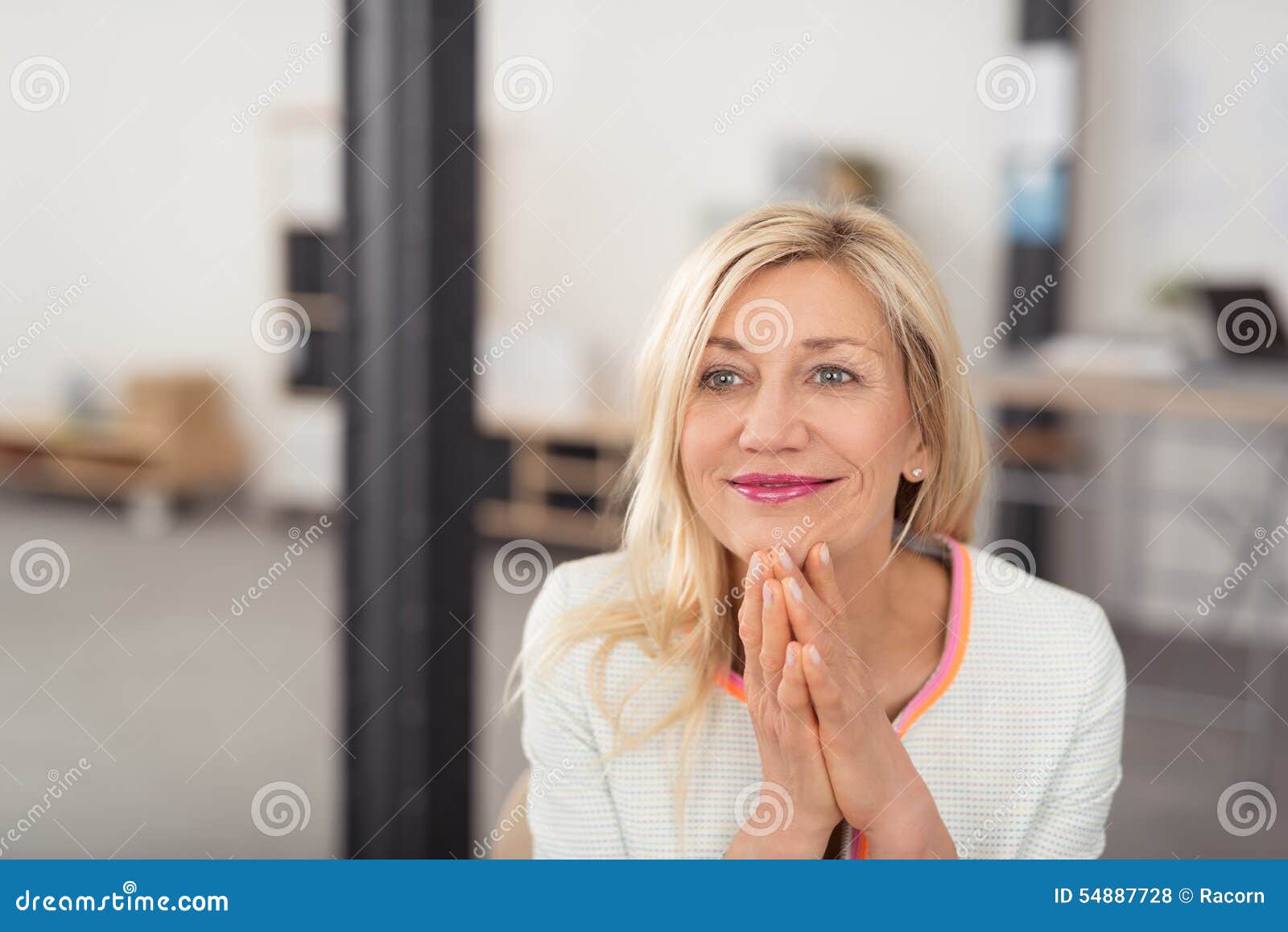 Het Gelukkige Dagdromen Van De Onderneemsterzitting Stock Foto - Image ...
