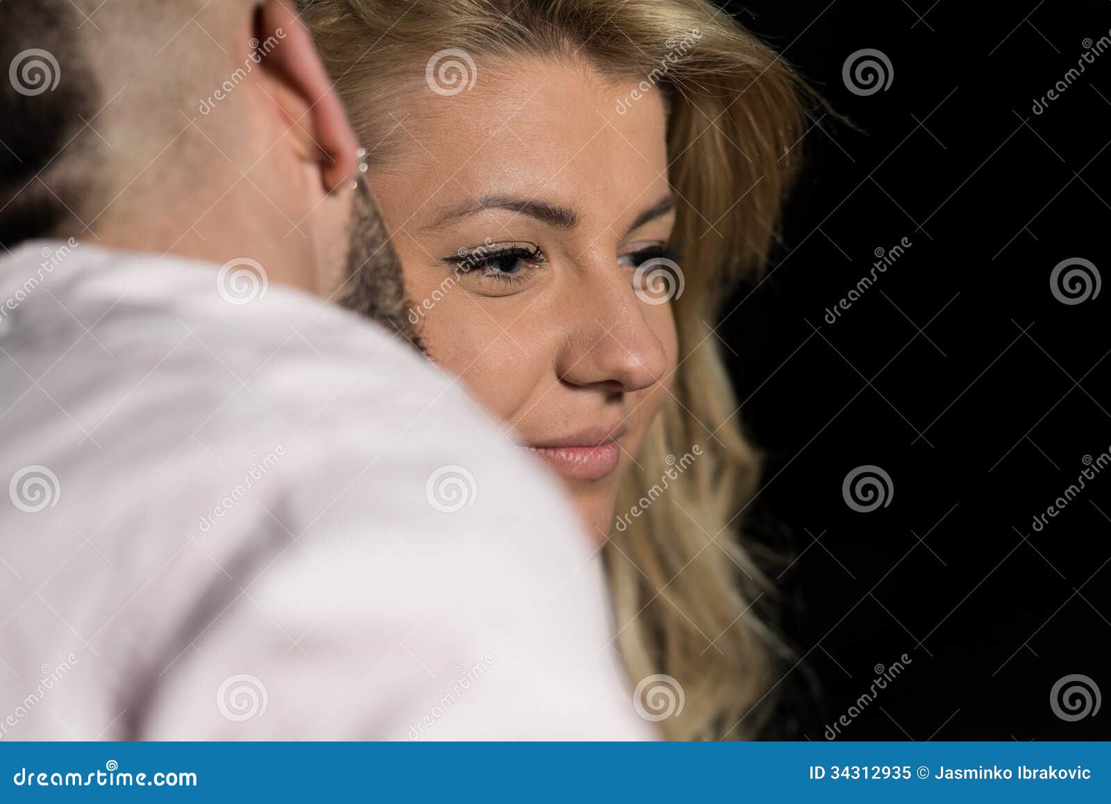 Het Gelukkige Het Houden Van Paar Kussen Stock Afbeelding - Image of ...