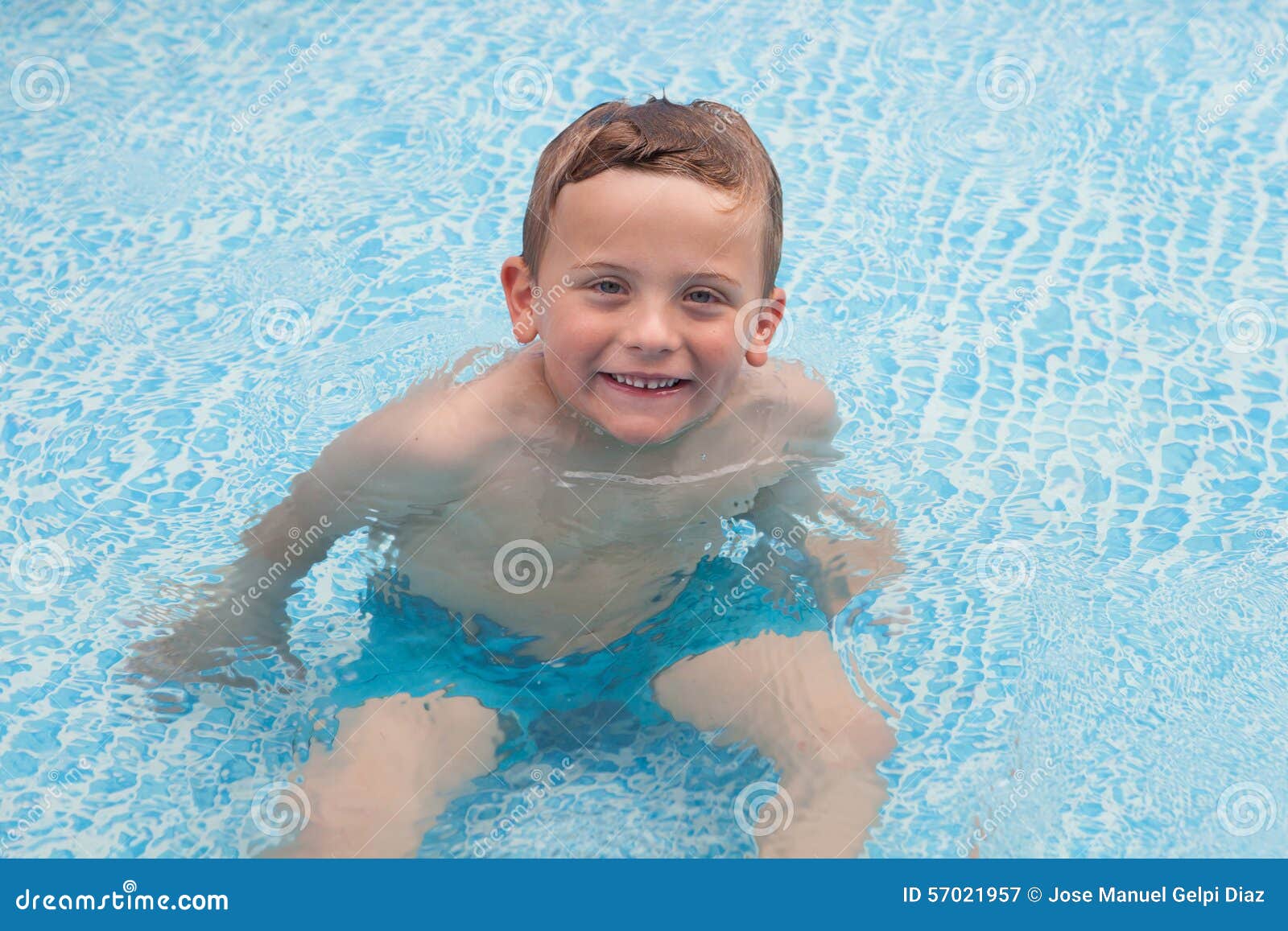 Het Gelukkige Kind Baden in De Pool Stock Afbeelding - Image of aqua ...