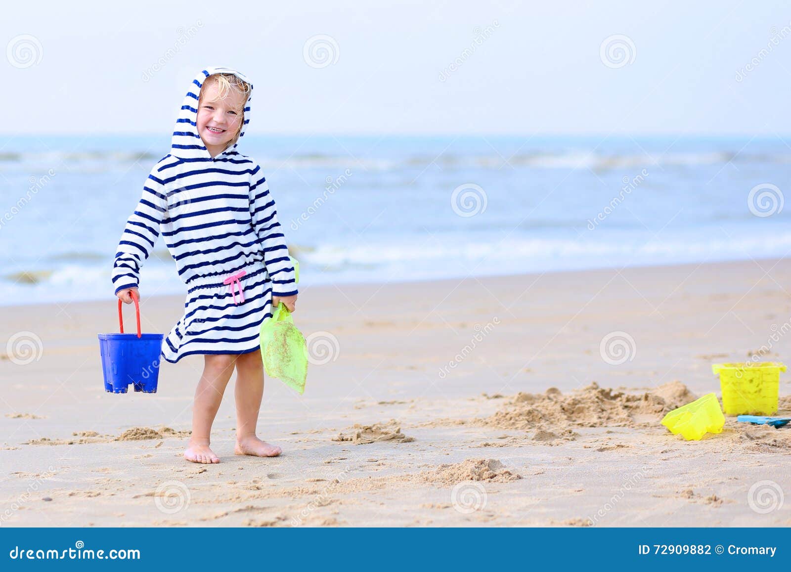 Het Gelukkige Kind Spelen Op Het Strand Stock Foto - Image of dochter ...