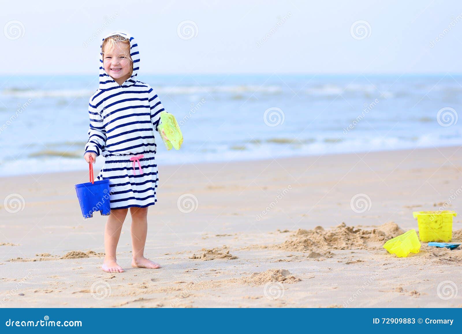 Het Gelukkige Kind Spelen Op Het Strand Stock Afbeelding - Image of ...