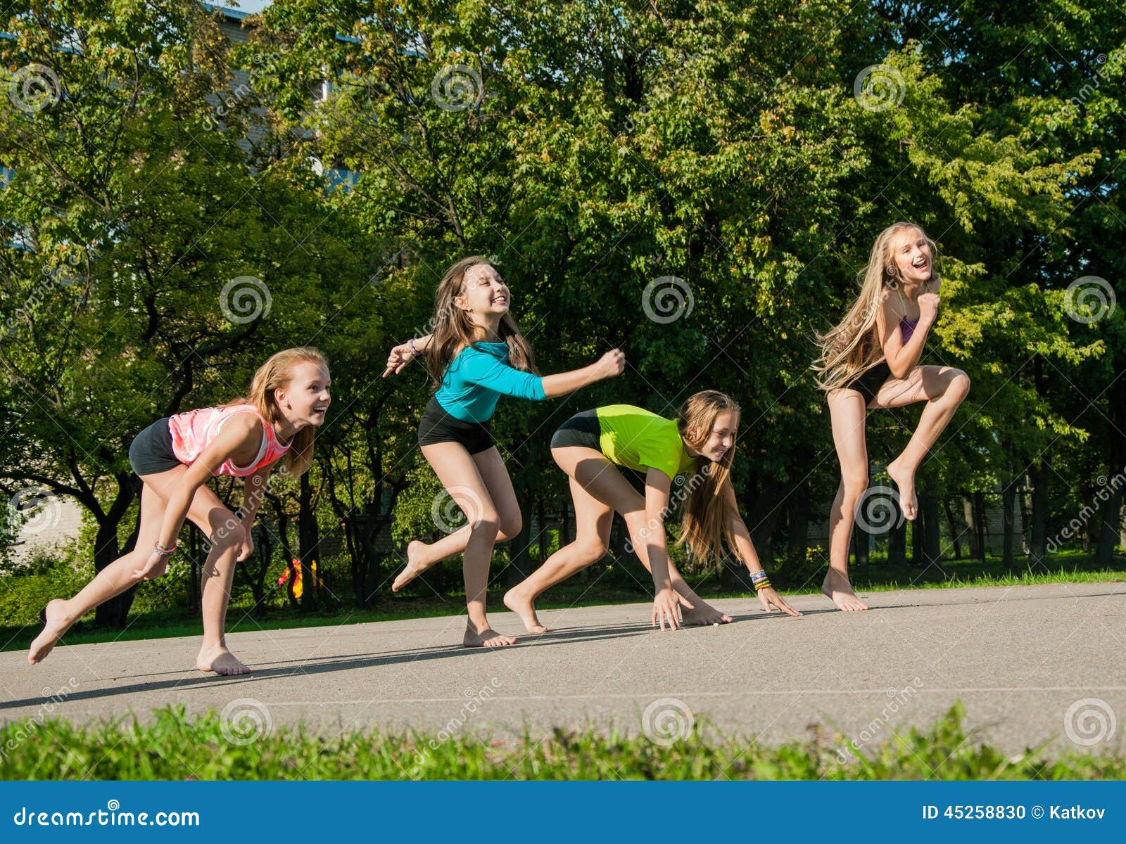 Het Gelukkige Lopen Van Kinderen Stock Foto - Image of gebied, geluk ...