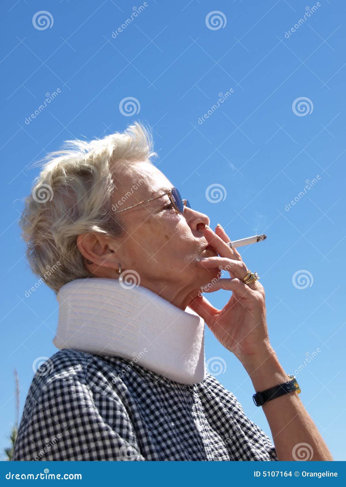 Het Genieten Van Een Van Rook Stock Foto - Image of verwonding, teer ...