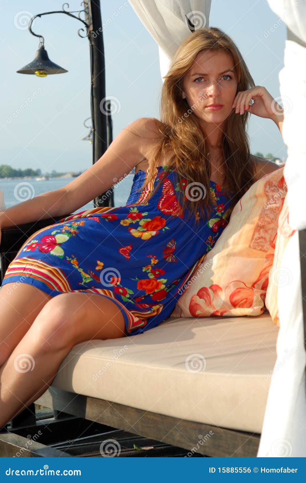Het Genieten Van Van De Vrouw Stock Foto - Image of zitting, stellen ... Het Genieten Van Van De Vrouw Stock Foto - Image of zitting, stellen ...