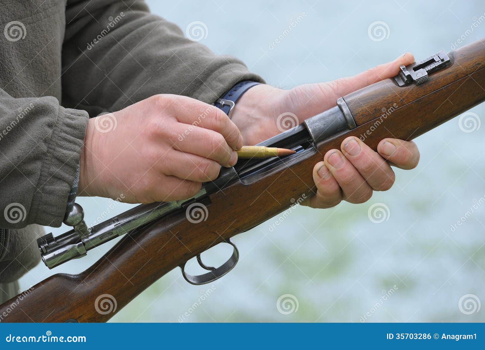 Het Geweer Van De Jagerslading Stock Foto - Image of gebied, lading ...