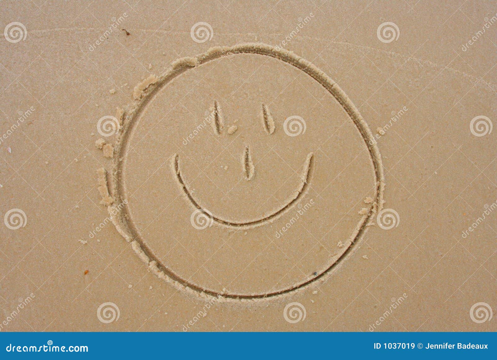 Het Gezicht Van Smiley in Het Zand Stock Afbeelding - Image of teken ...