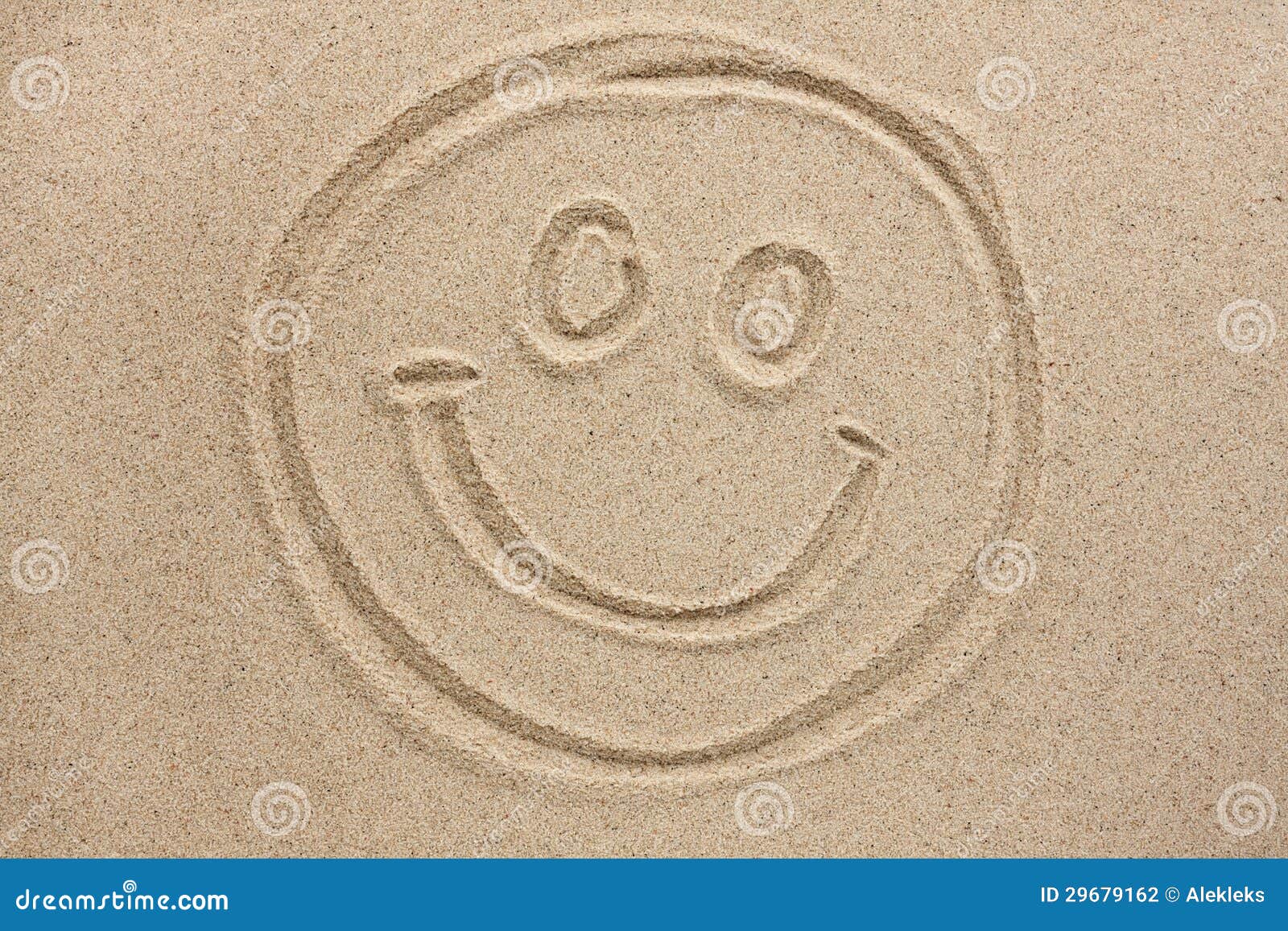 Het Gezicht Van Smiley in Het Zand Langs Wordt Geschilderd Dat Stock ...