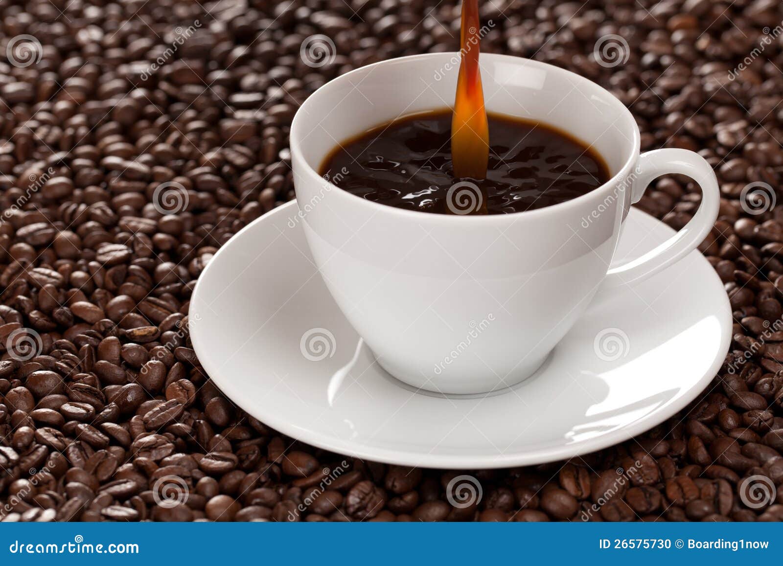 Het Gieten Van De Koffie in Een Kop Stock Foto - Image of drank ...