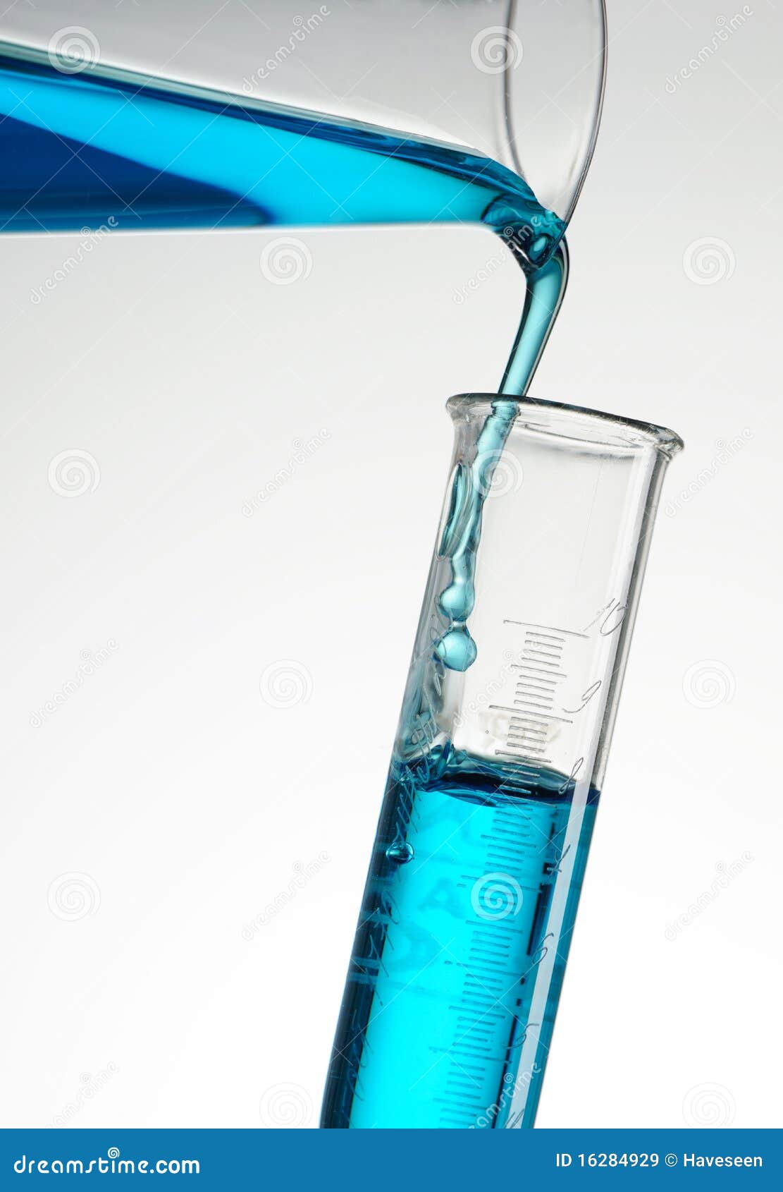 Het gieten van de reagens stock afbeelding. Image of laboratorium ...