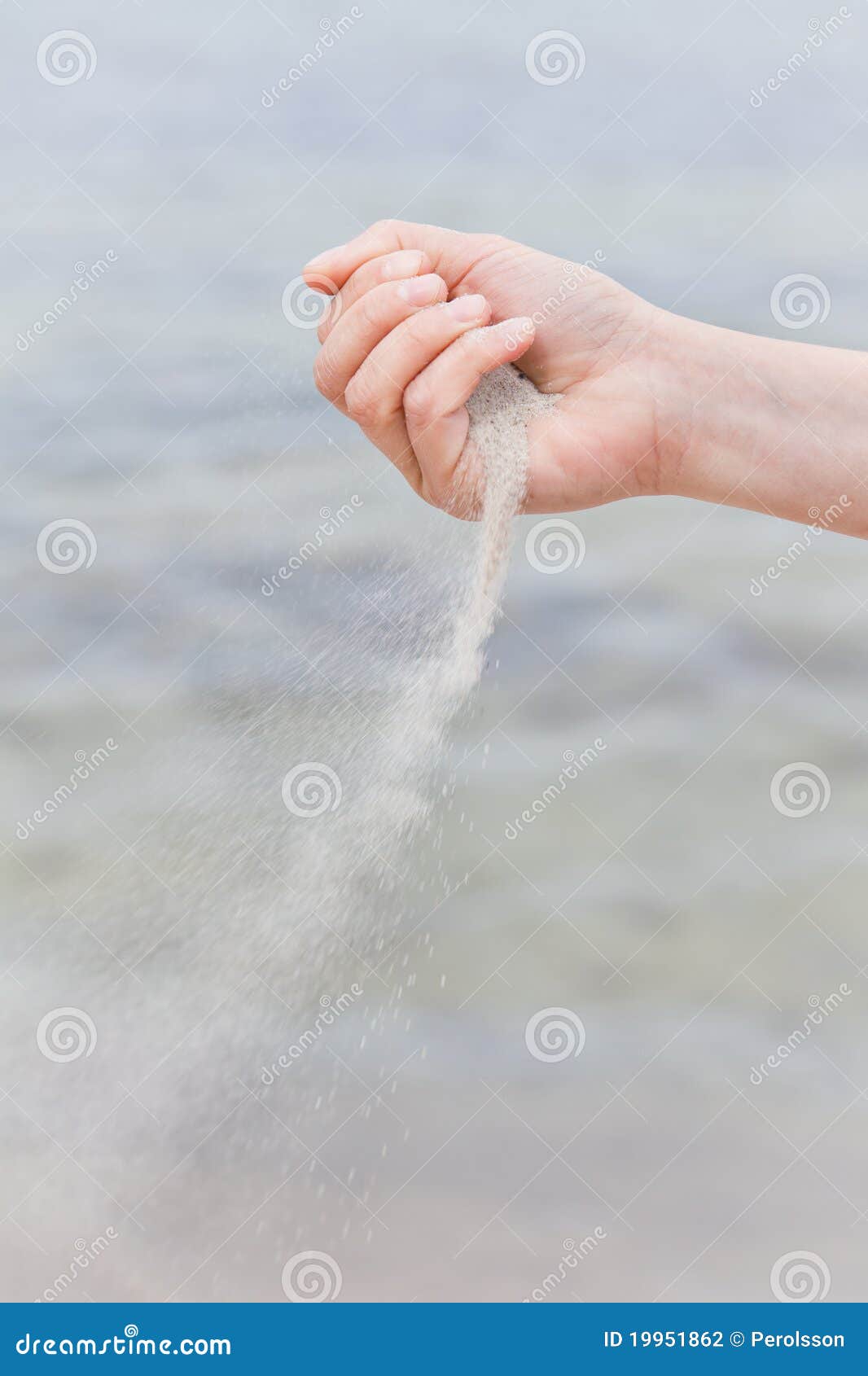 Het Gietende Zand Van De Hand Stock Foto - Image of vrouw, strand: 19951862