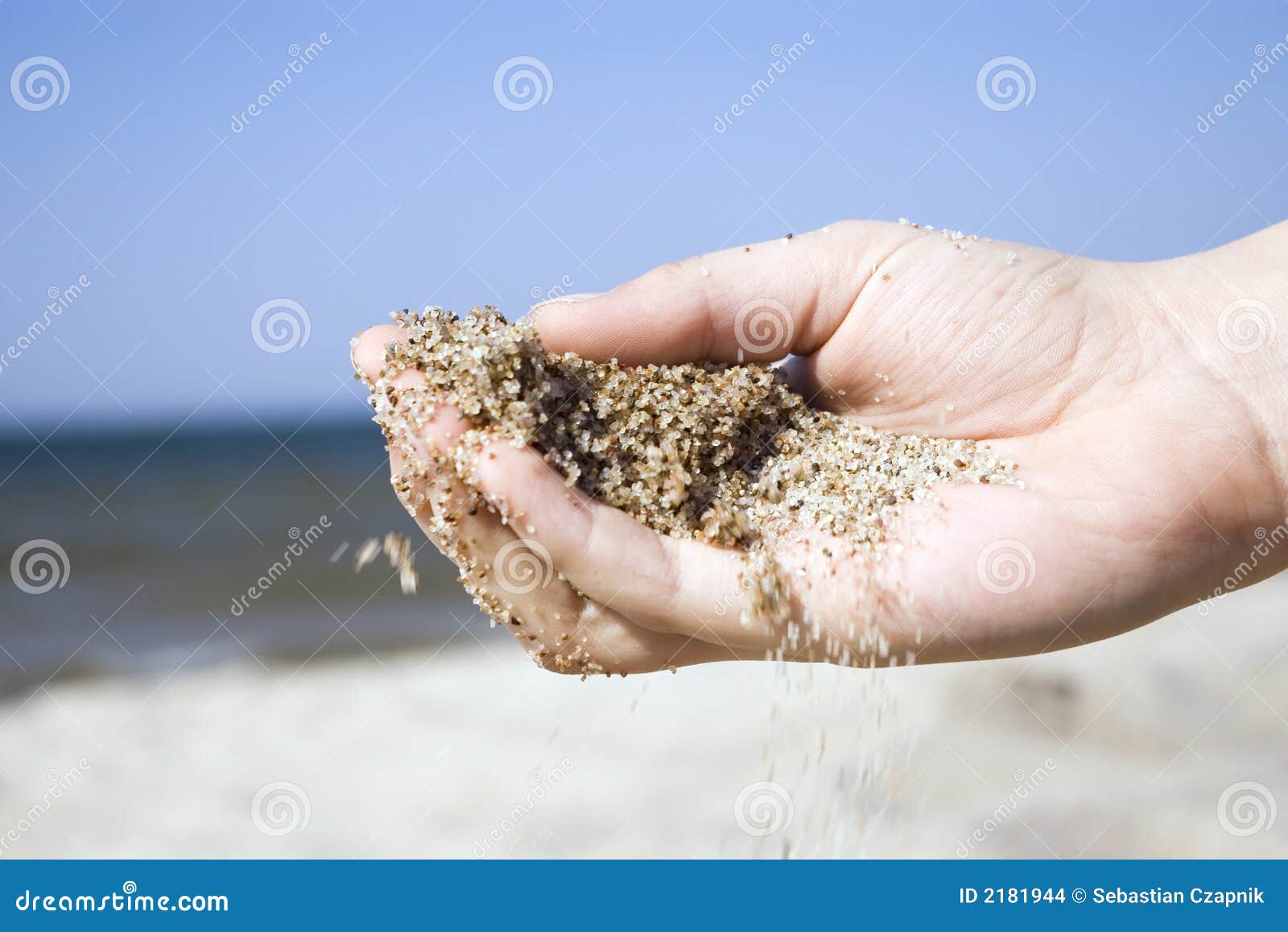 Het Gietende Zand Van De Hand. Stock Foto - Image of actie, strand: 2181944