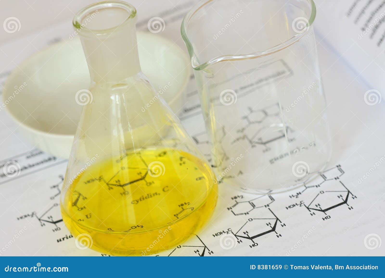 Het glas van de chemie stock afbeelding. Image of groep - 8381659