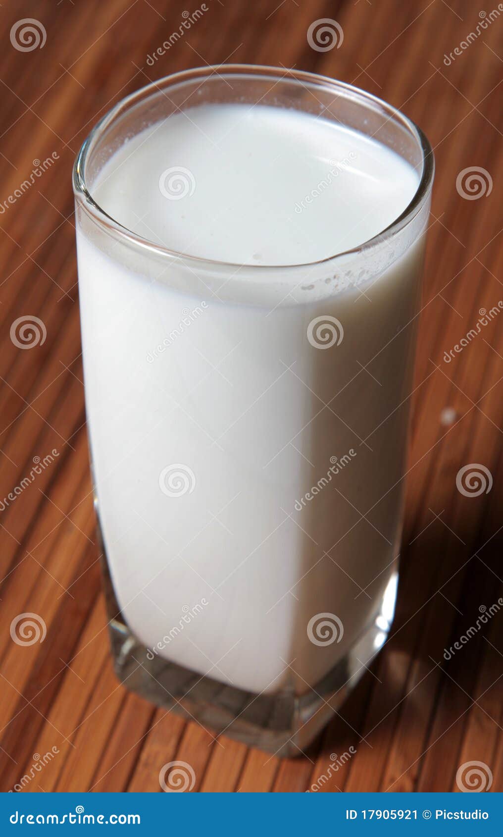 Het glas van de melk stock afbeelding. Image of naughty - 17905921