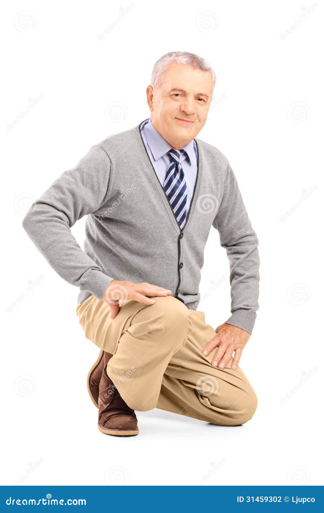 Het Glimlachen Het Rijpe Mens Knielen Stock Foto - Image of portret ...