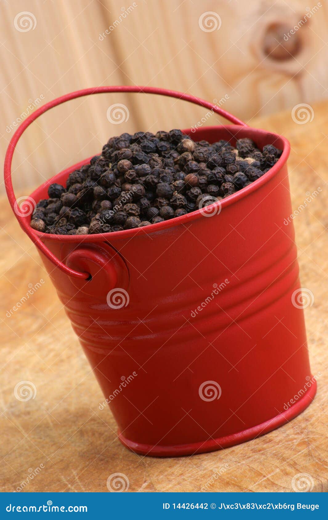 Het Graan Van De Zwarte Peper in Een Rode Emmer Stock Foto - Image of ...