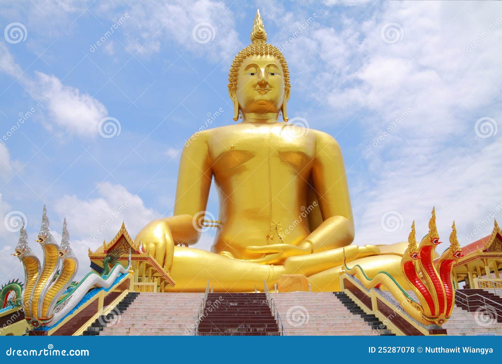 Het Grootste Gouden Standbeeld Van Boedha Stock Foto - Image of ...