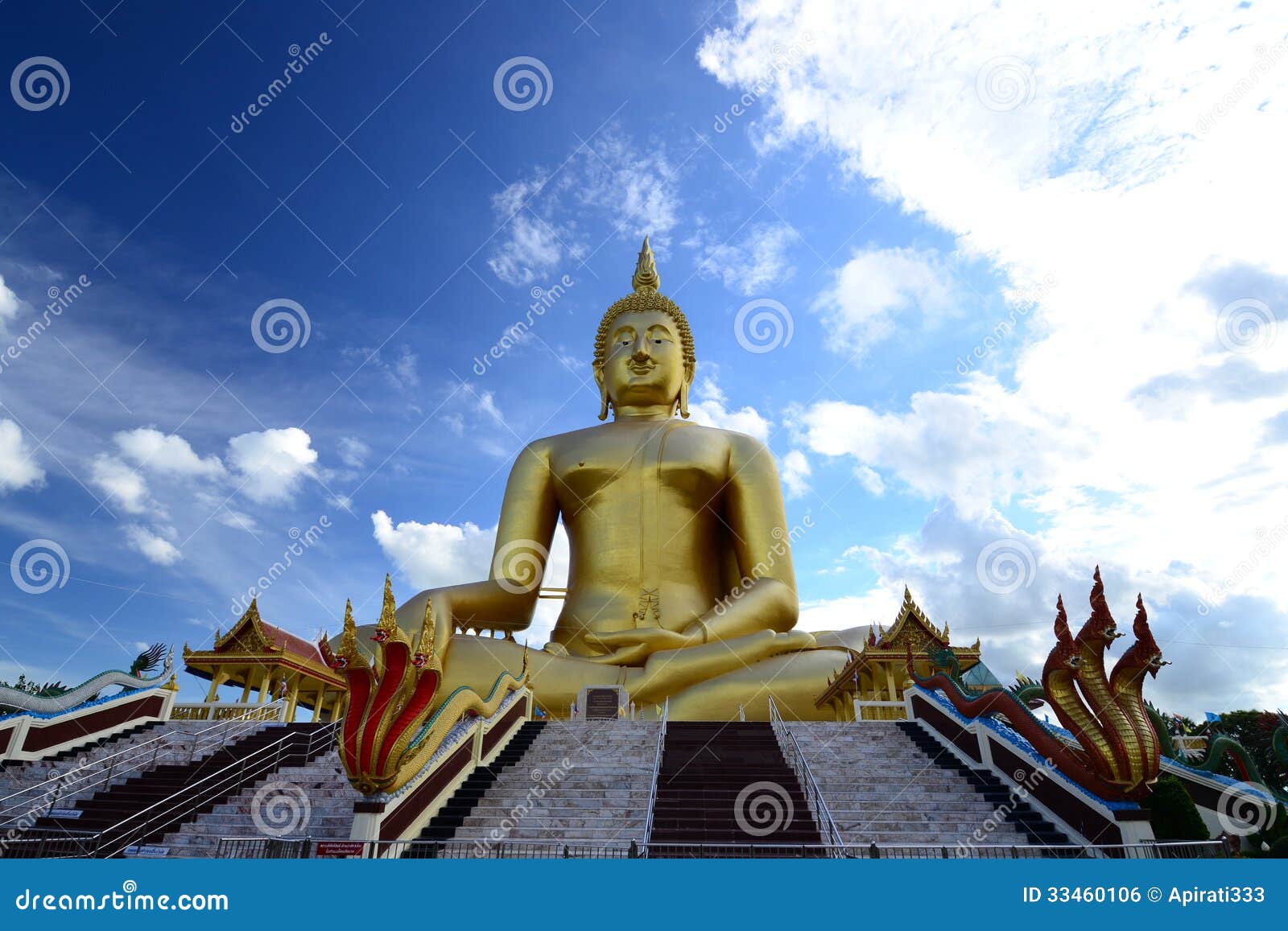 Het Grootste Gouden Standbeeld Van Boedha Stock Foto - Image of ...