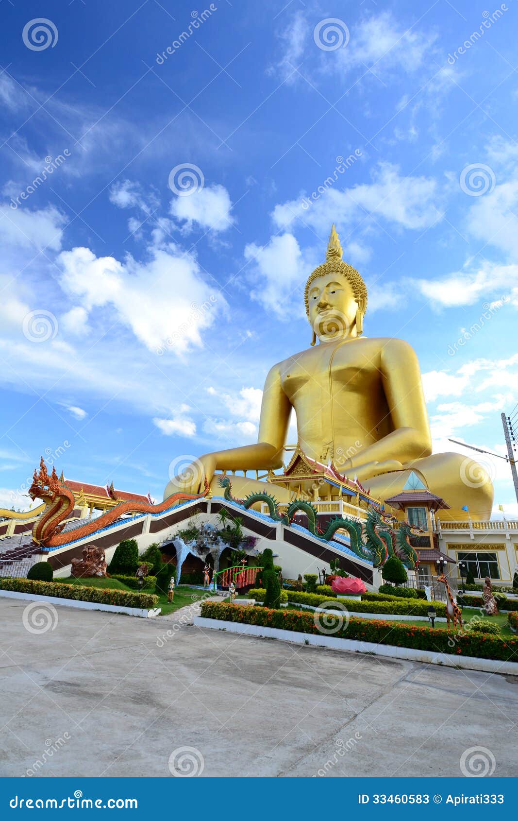 Het Grootste Gouden Standbeeld Van Boedha Stock Afbeelding - Image of ...