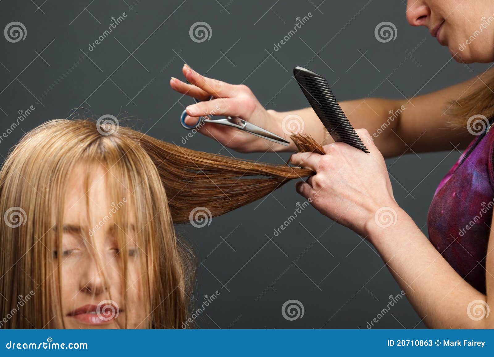 Het Haar Van De Scherpe Klant Van De Kapper Stock Afbeelding - Image of ...