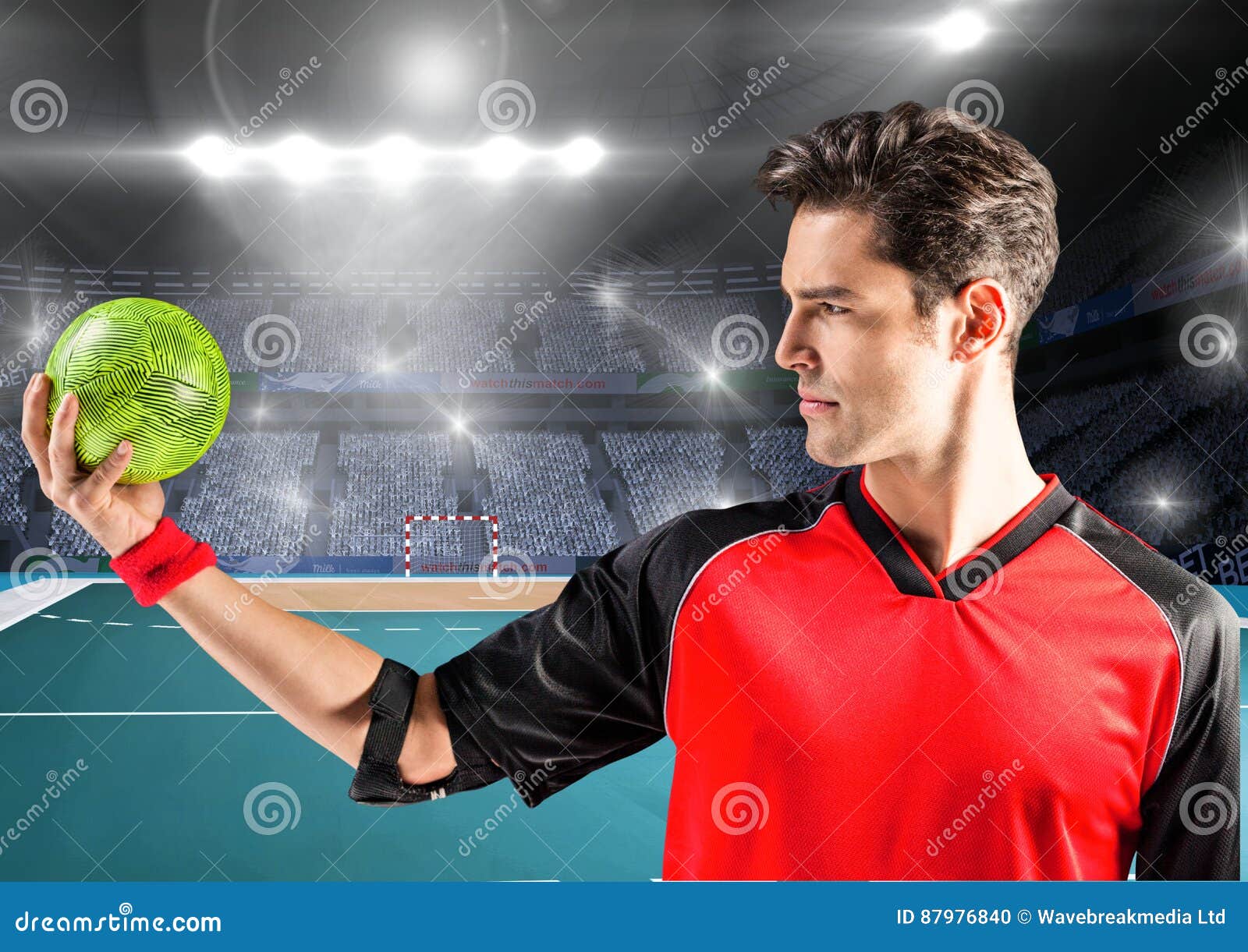 Het Handbal Van De Mensenholding Bij Handbalhof Stock Foto - Image of ...